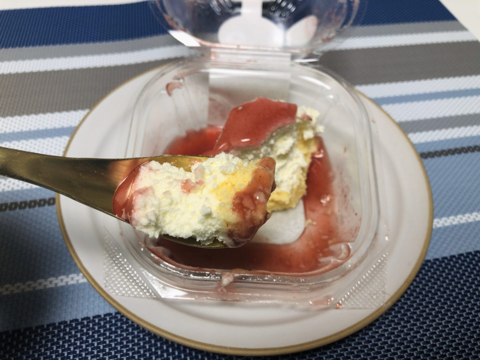 【ファミマ】クリーム流れる！「とんとんとろ～りパンケーキ」を実食！